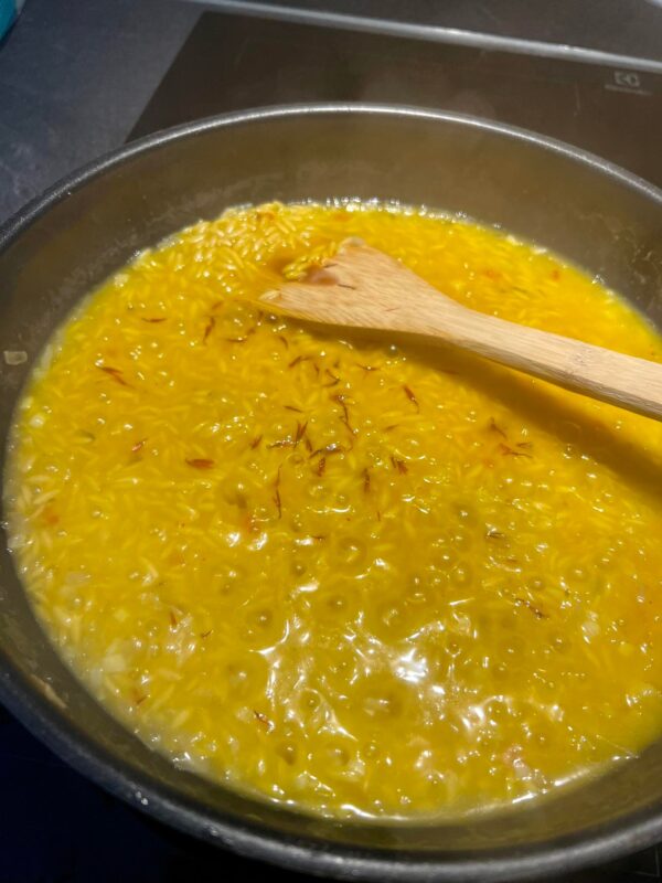 Orzo z žafranom in lovkami orjaškega lignja – Foodalises